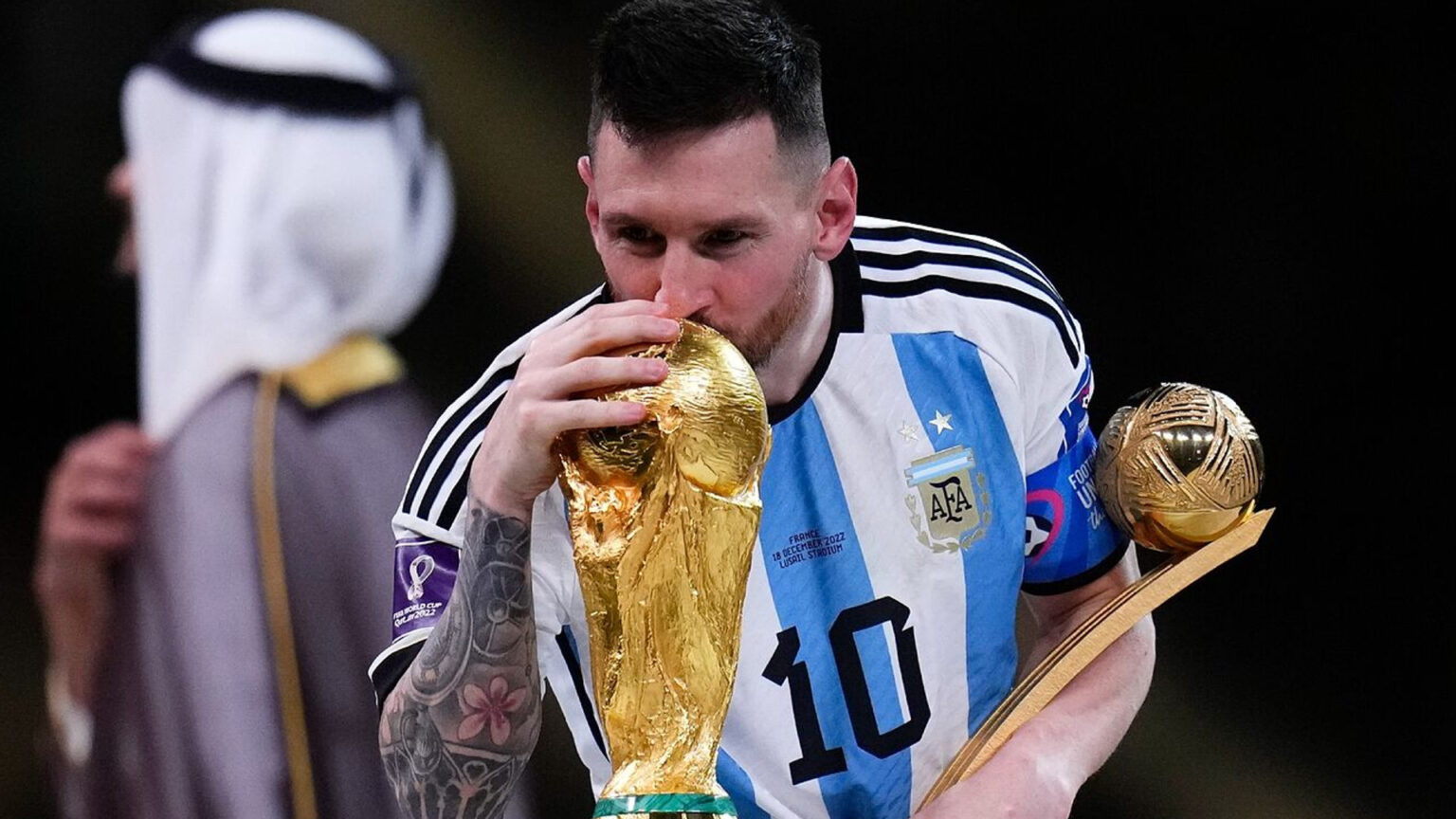 Messi besando la Copa del Mundo en Qatar 2022, una revancha de aquella ...