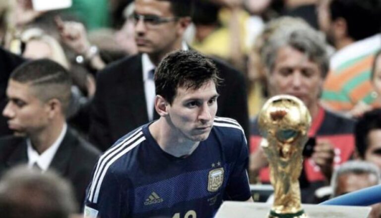 Messi besando la Copa del Mundo en Qatar 2022: El momento más esperado ...